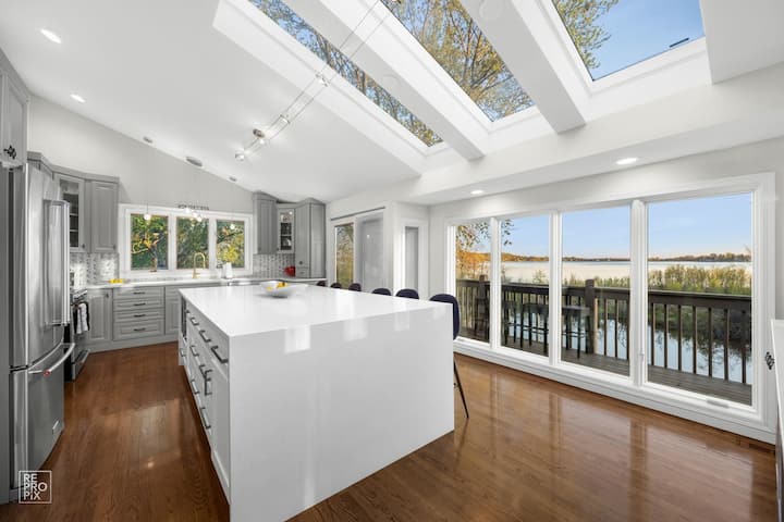 Ski & Lake Escape W/hot Tub, Tiki Bar & Game Room - Fox Lake, IL