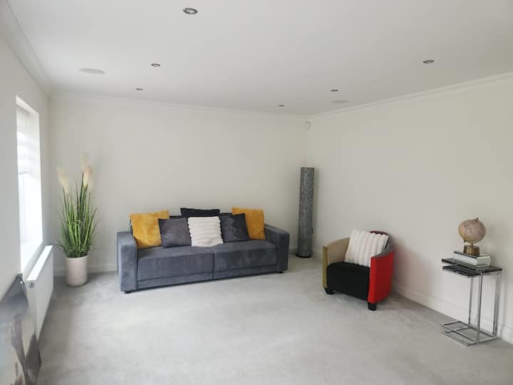 Serene 4 Bed House In Pinner - Watford