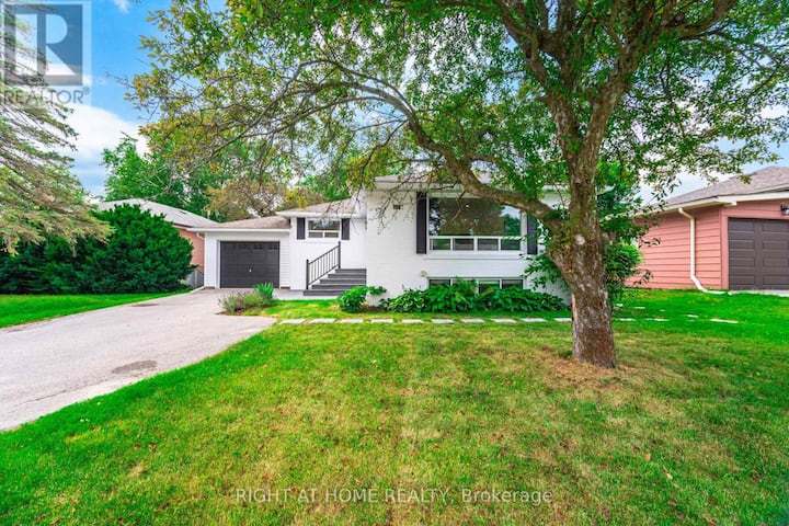 Large, Private, Fully Renovated, One Bedroom Suite - Aurora