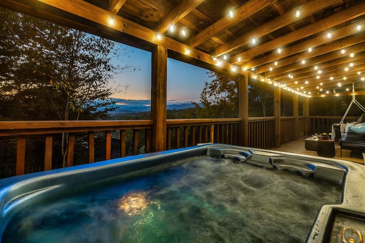 Cozy Fall Cabin ! Mtn Views ! Private ! Hot Tub ! - United States