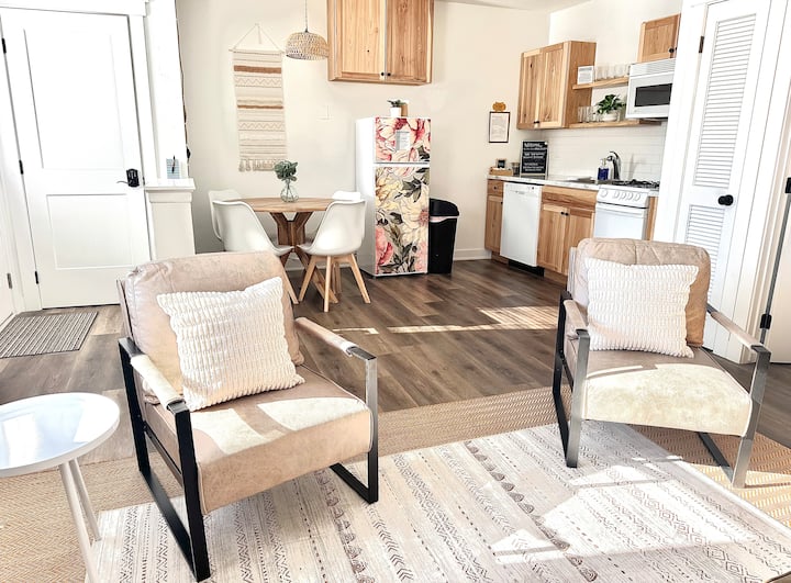 Grateful Landing - Near Airport - Des Moines, IA