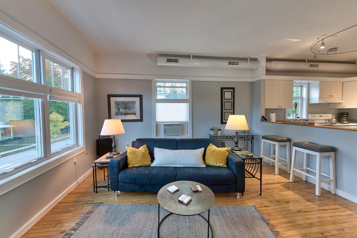 Walkable Art Retreat In The Heart Of Empire! - Empire Beach, MI