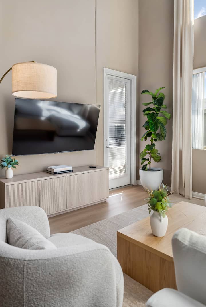 Casa Santorini - Luxury 3br W/ King Bed, Gym, Pool - Irvine, CA