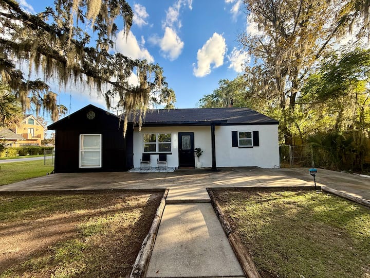 Freshspaces Ocala Stay |Cozy 2br Near Hospital&dow - Ocala, FL