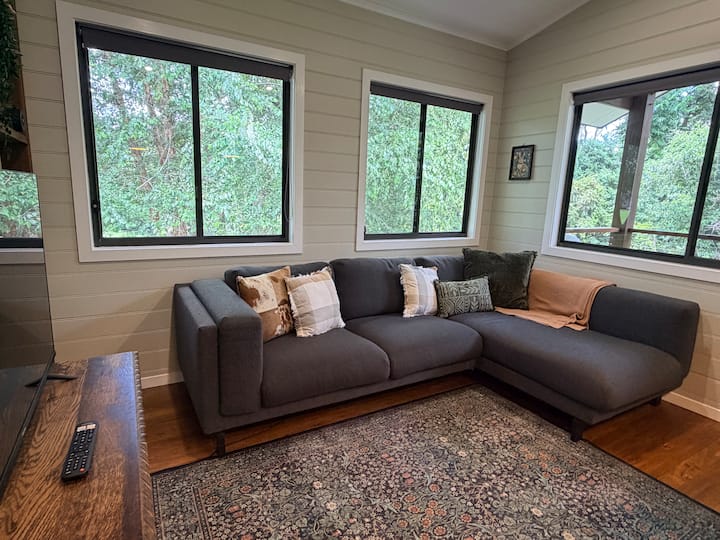 Creekwood Retreat - On The Green. - Maleny