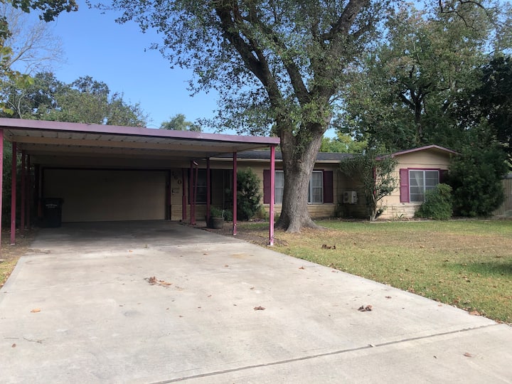 Comfy Cottage - Baytown, TX