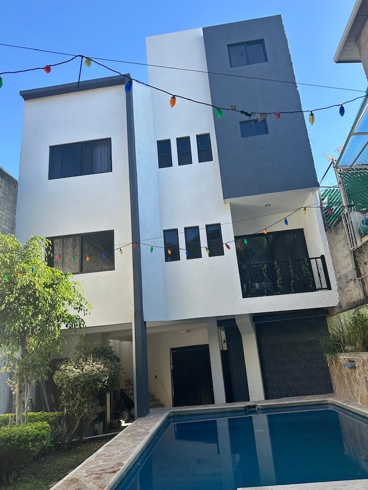 Alberca, Jardín Y Asador · 4 Recámaras Completas - Cuernavaca