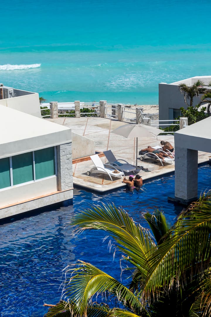 Charming Lagoon View Condo Steps To The Beach - Cancún