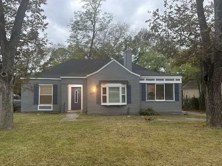 Newly Renovated 3br/2ba. Sleeps 8. Near Downtown. - Montgomery, AL