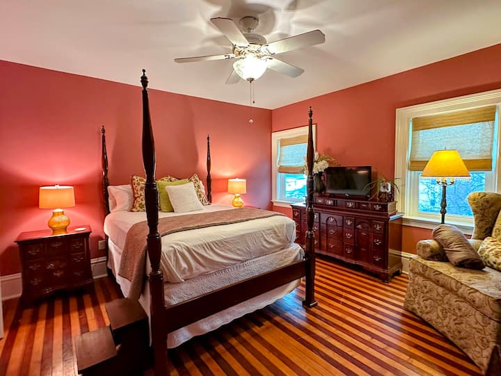 Magnolia Suite - The Belvedere Inn - Oswego, NY