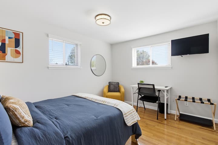 Modern Room W Desk/ Near Henry Ford & Gm #4 - Sterling Heights, MI