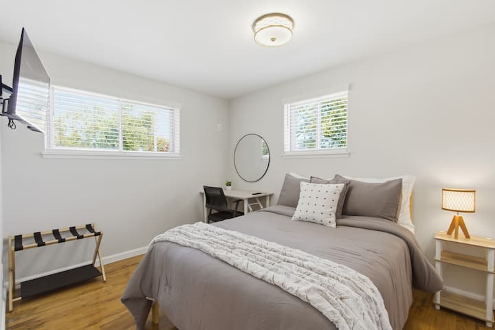 Relaxing Modern Room W Desk | Gm Tech Henry Ford#3 - Sterling Heights, MI