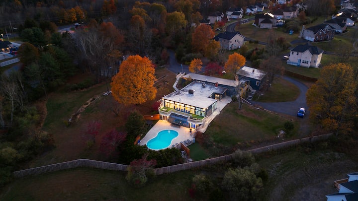 10k Sqft Estate: 2 Pools•pond•games•sauna•hot Tub! - Delaware Water Gap, PA