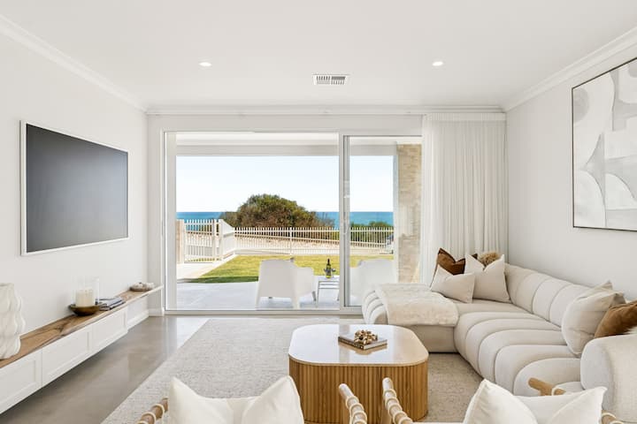 Luxurious Beachfront Retreat W/ Pool - Mindarie