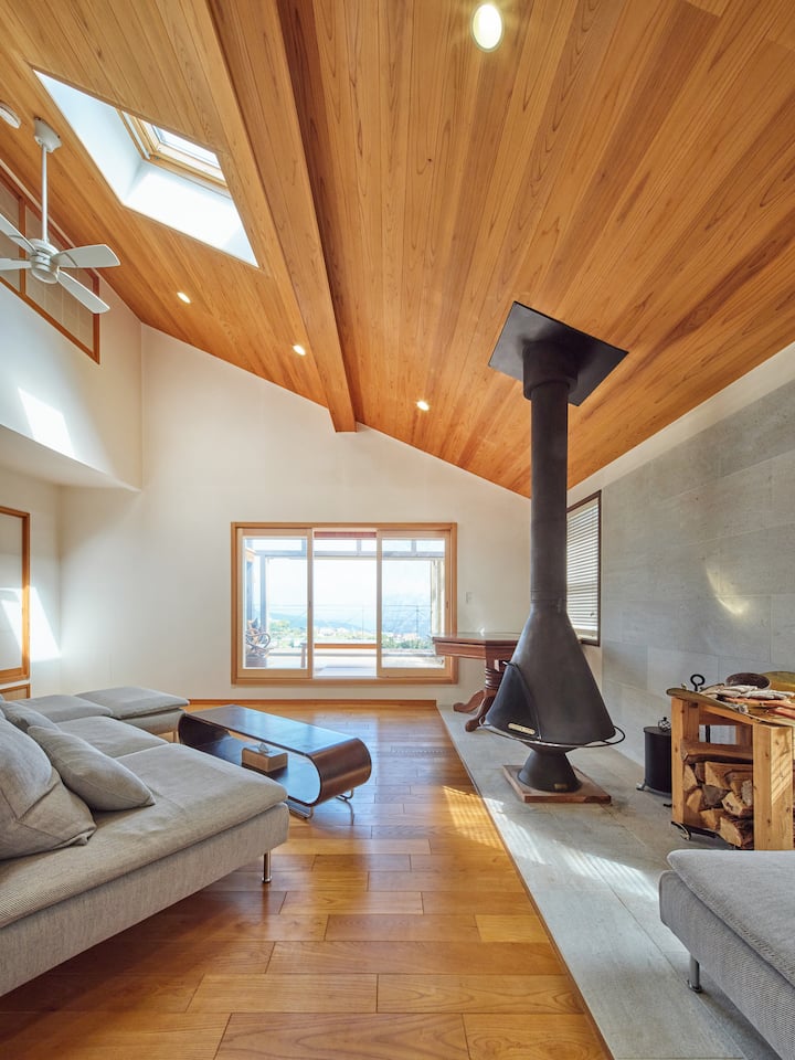 熱海ベース|眺望抜群のサンルームとウッドデッキのある貸別荘 - Atami