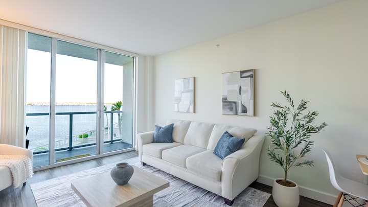 Blue Harbour | Amazing Views | 5 Min Downtown - Fort Myers, FL