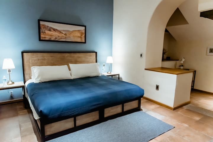 Sopeña Gto Center · Cuarto #3: King Bed + Sofa - 과나후아토