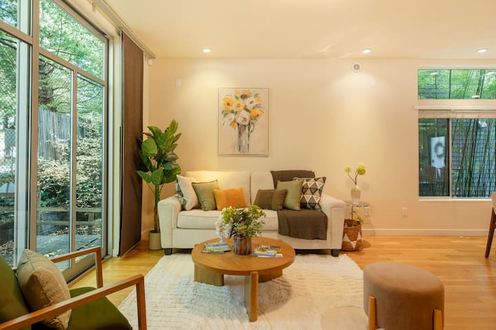 Elegant Ballard 3b 2.5b | Designer Touch & Patio - Seattle, WA