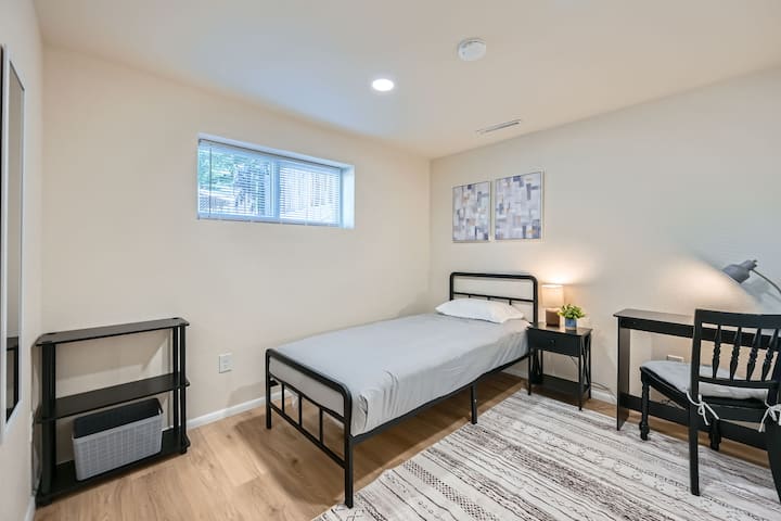 Furnished Pvt Room Near Uccs | Convenient Stay - Colorado Springs, CO