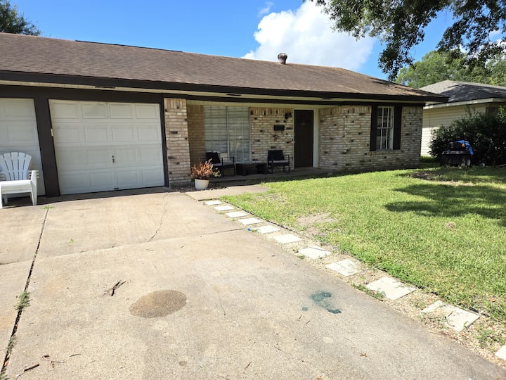 Cozy On-the-go Workers Home - Beaumont, TX