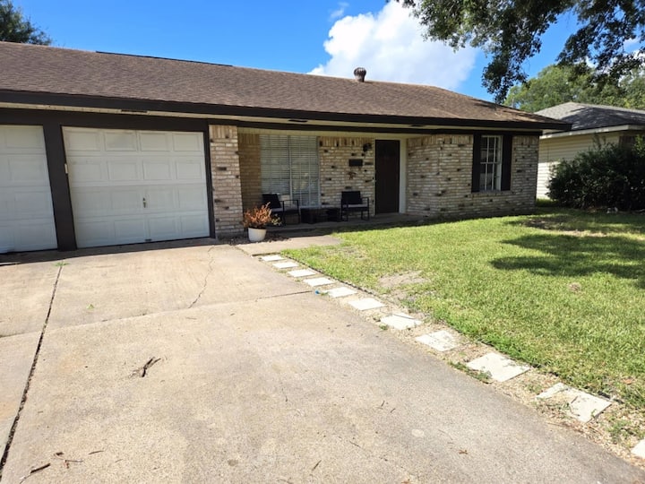 Cozy On-the-go Workers Home - Beaumont, TX