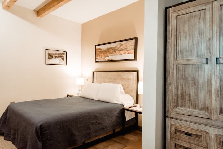 Sopeña Gto Center · Cuarto #6: Queen Bed - Guanajuato