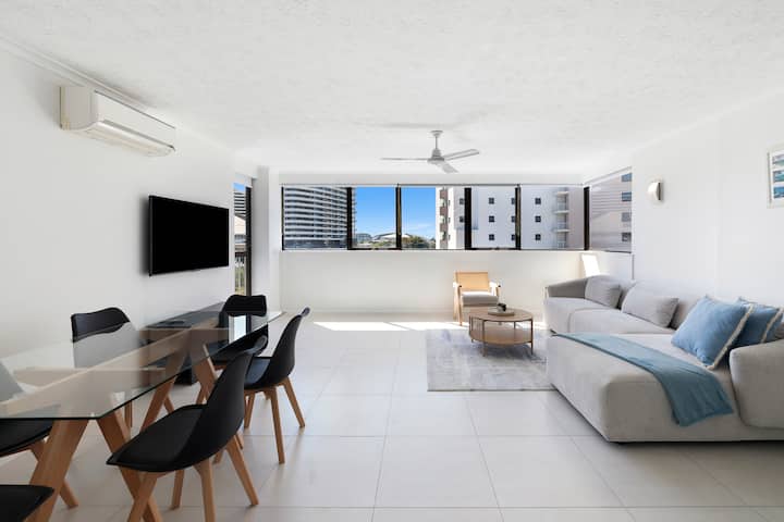 2b Apartment + Parking | Walk To Beach Casino Mall - Broadbeach