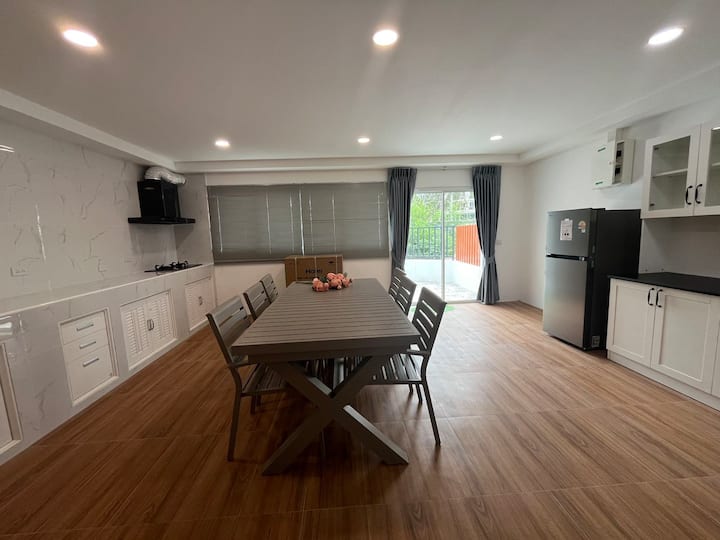 芭提雅中天海滩边，海鲜市场步行100米，总的300平 - Pattaya City