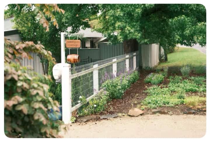 Small Cottage, Vintage Charm - Healesville
