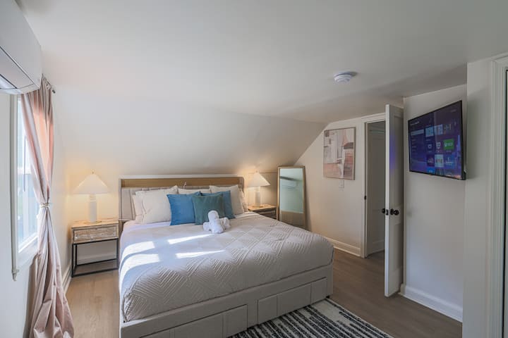 Charming Sky Lounge Bnb W/king Bed - Towson, MD