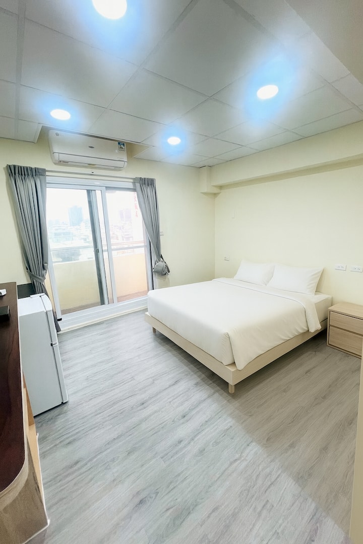 高雄車站旁舒適住宿|寬敞雙人房套房。帶陽台的高雄小旅行好選擇。 - Kaohsiung City
