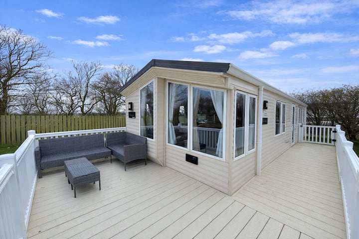 Caravan With Decking At Withernsea Ref 79005kg - Withernsea