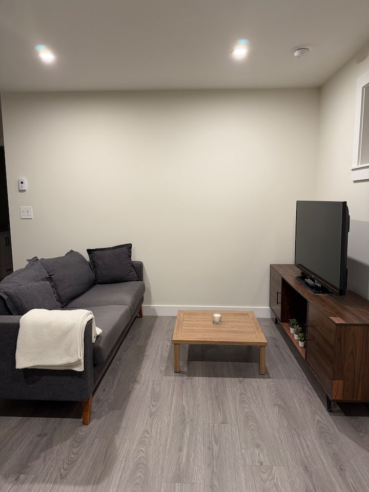 Cozy 1br Suite - Central To Dt/burnaby/richmond - Vancouver