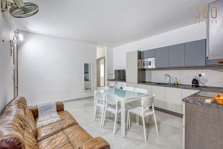 Spacious Paceville Getaway Near Beach & Schools! - Malta