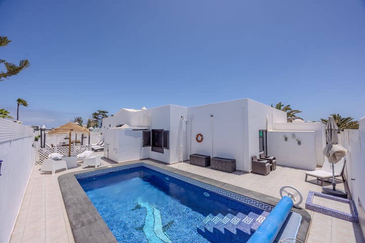 Villa Victoria Villa / Gated Heated Pool, Air Con - Costa Teguise