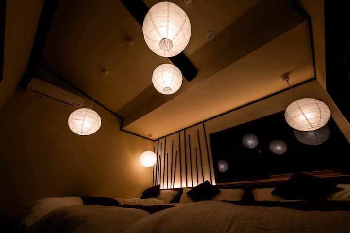 立地随一/京都駅徒歩8分。カフェのようなリビングで過ごし、光の玉が浮かぶベッドで眠る京町家。【彩雲】 - Kyoto