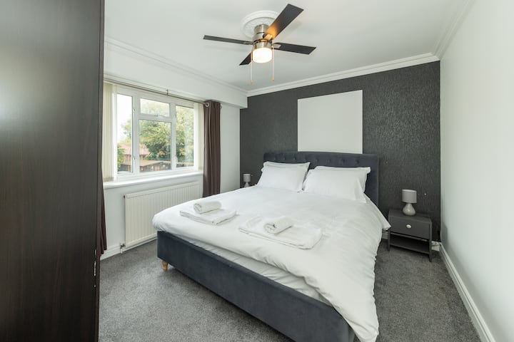 Bright House With Smart Tv & Home Comforts - Reading