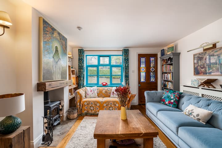 Charming 4-bedroom Country Cottage - Watford