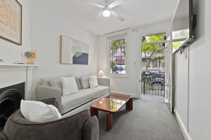 2br Darlington Home For 6 With Balcony -