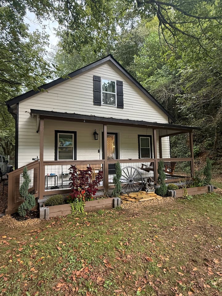 Cozy Farmhouse Cottage - Sevierville, TN