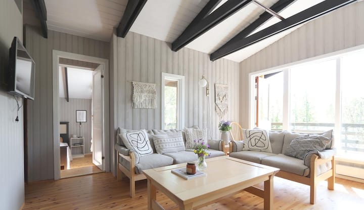 Cosy Cabin Escape With Hot Tub & Lake View - Island