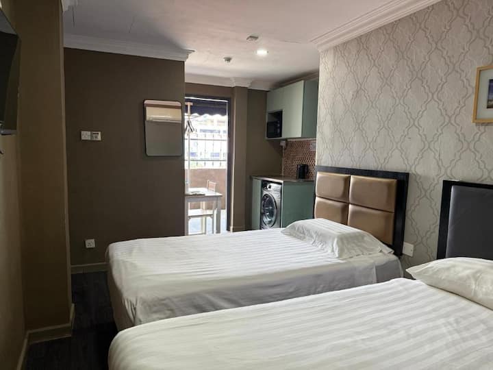 Triple Room With Balcony In Bugis - Singapore