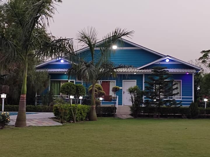 Meadowview Farmhouse - Noida