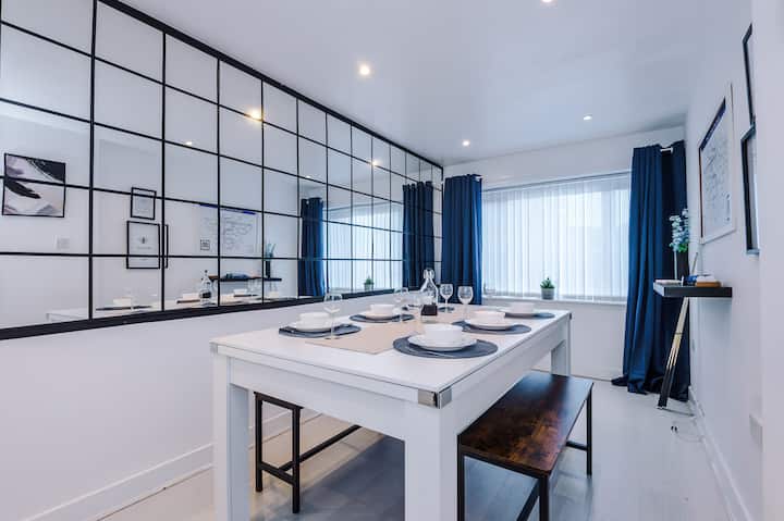 Modern 4bedroom W/ Game Room & Parking | Sleeps 7 - Salford