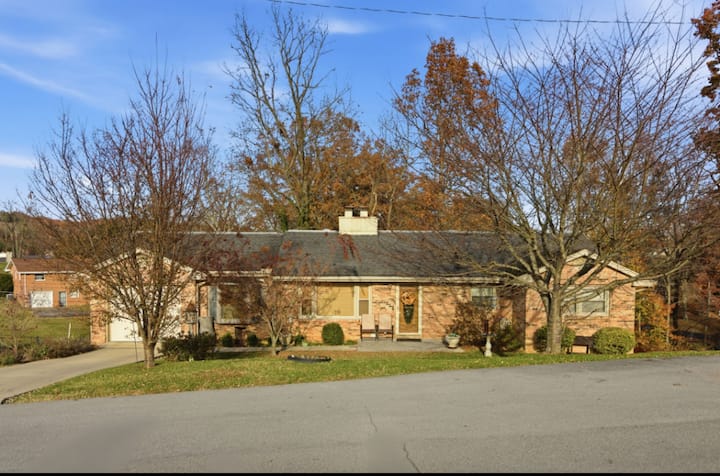 Brick Ranch Upper 2-3 Bed / Office, Deck, Pets Ok - Fort Patrick Henry Lake, TN