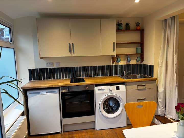* Offer*self-contained Apartment, Parking, Central - Worcester