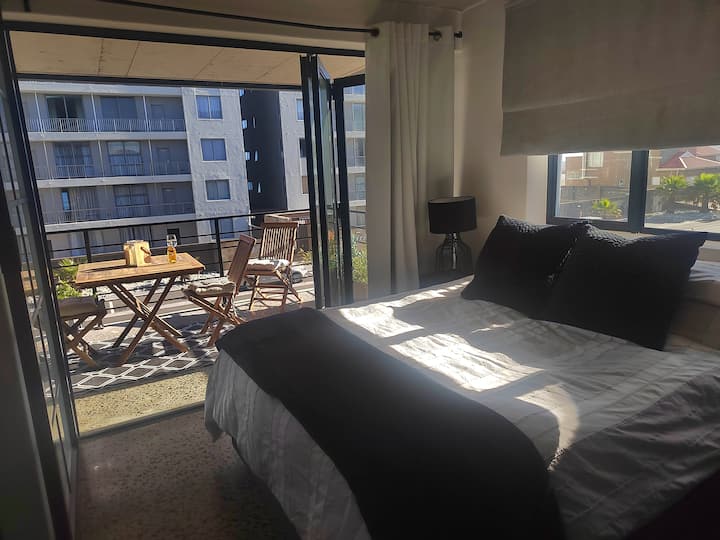 Oceanfront Oasis With Private Balcony - Parklands