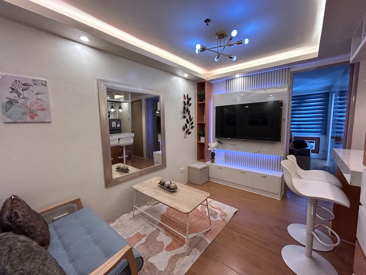 Cozy Seawind 2br: Near Airport, Pool, Wifi+netflix - Davao City