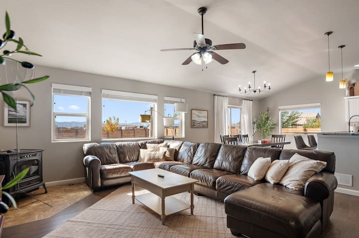 Spacious 3br Home Sleeps 10 With Firepit & Game Rm - Pueblo West, CO