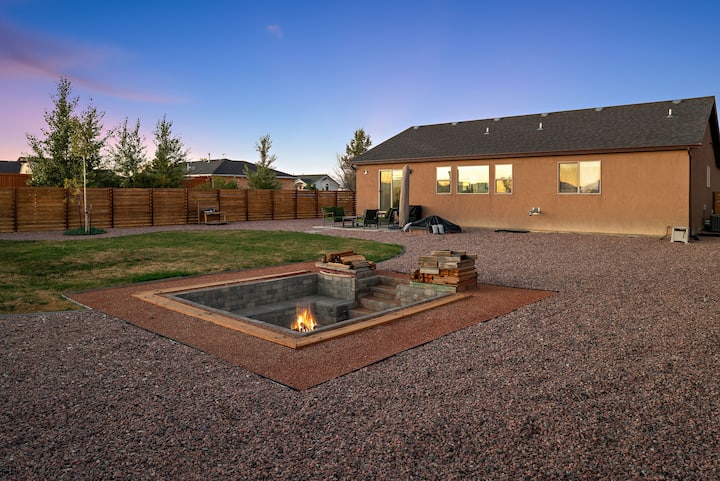 3br 2ba Getaway | Sleeps 10 | Fire Pit + Game Rm - Pueblo West, CO